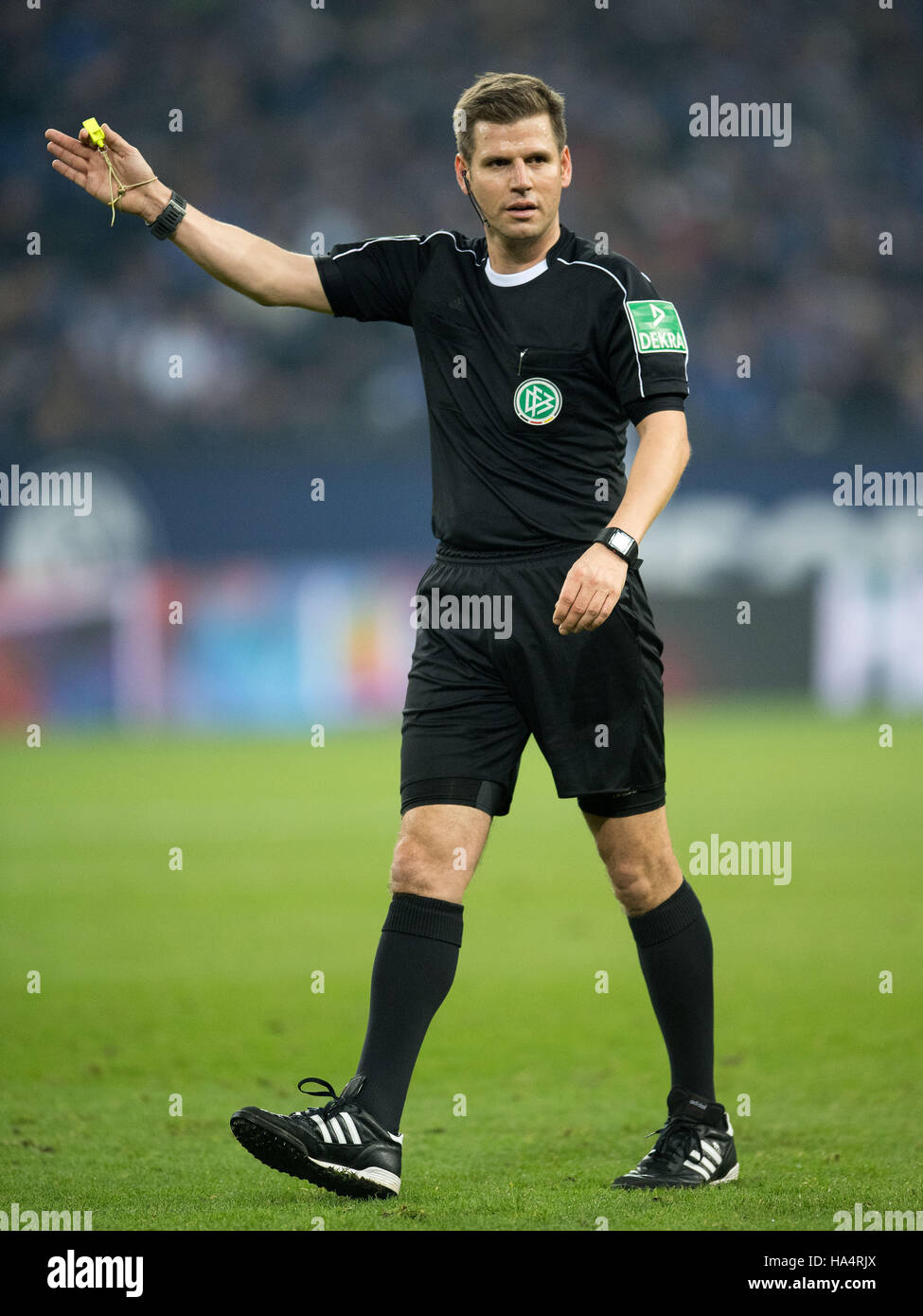 Gelsenkirchen, Germany. 27th Nov, 2016. The referee Frank Willenborg ...