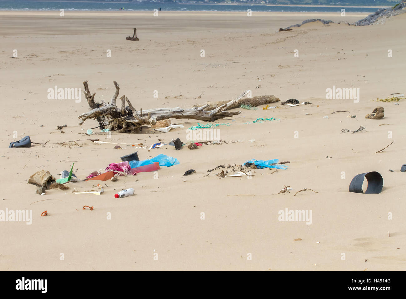 Debris trash pollution flotsam hi-res stock photography and images - Alamy