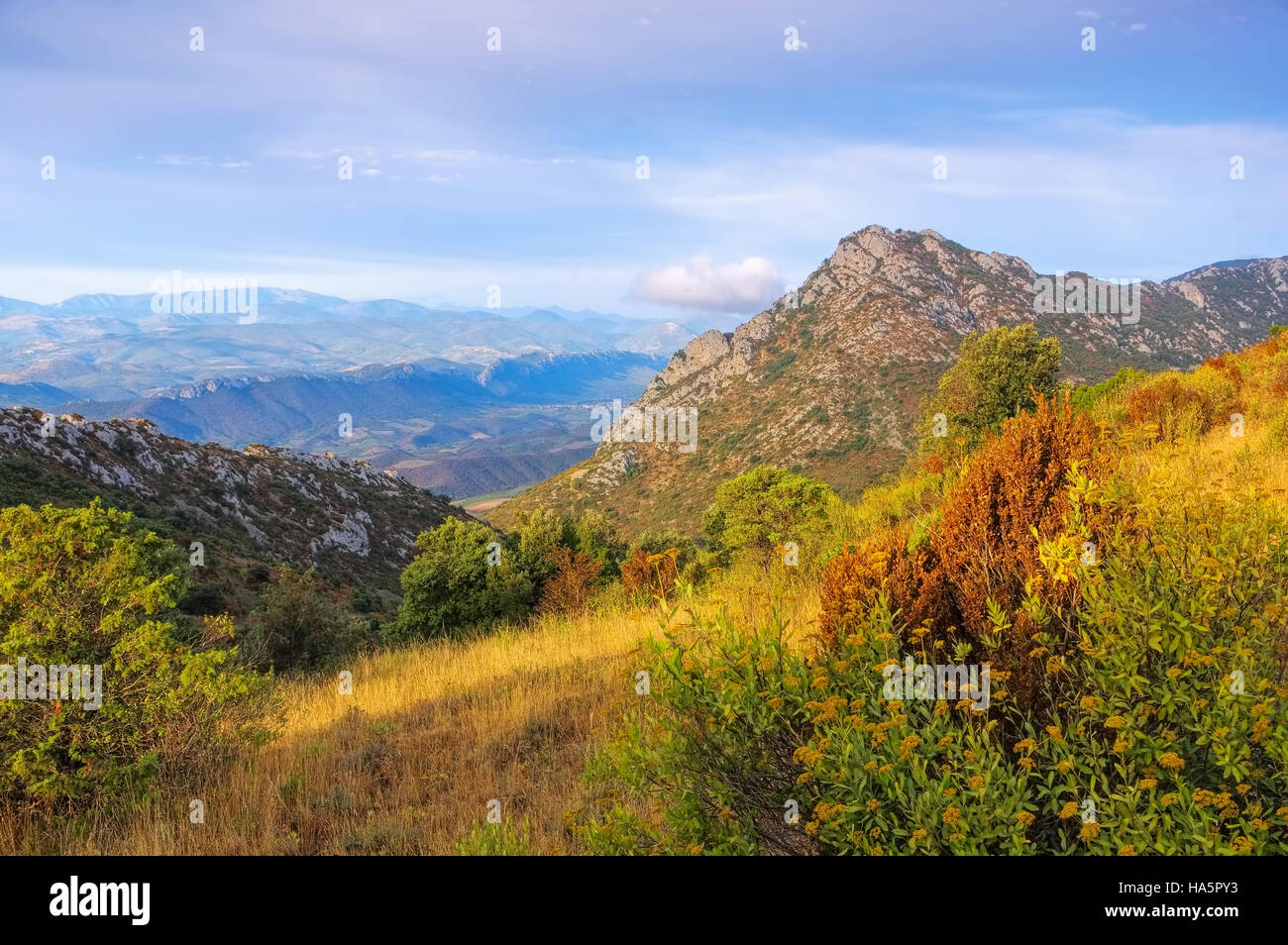 Corbieres Landschaft im Süden Frankreichs - Corbieres landscape in ...