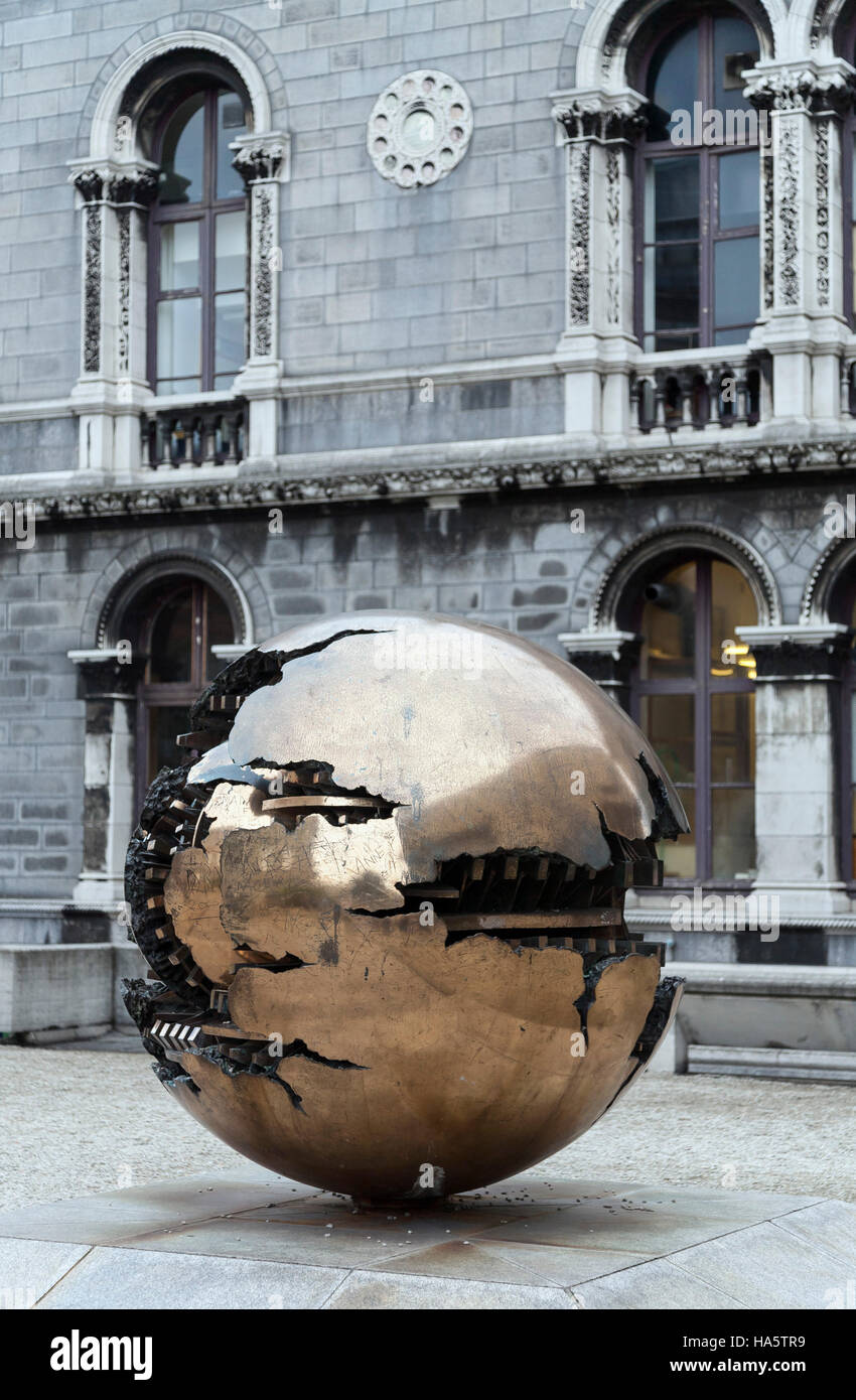 Trinity college dublin ireland sculpture hi-res stock photography and ...