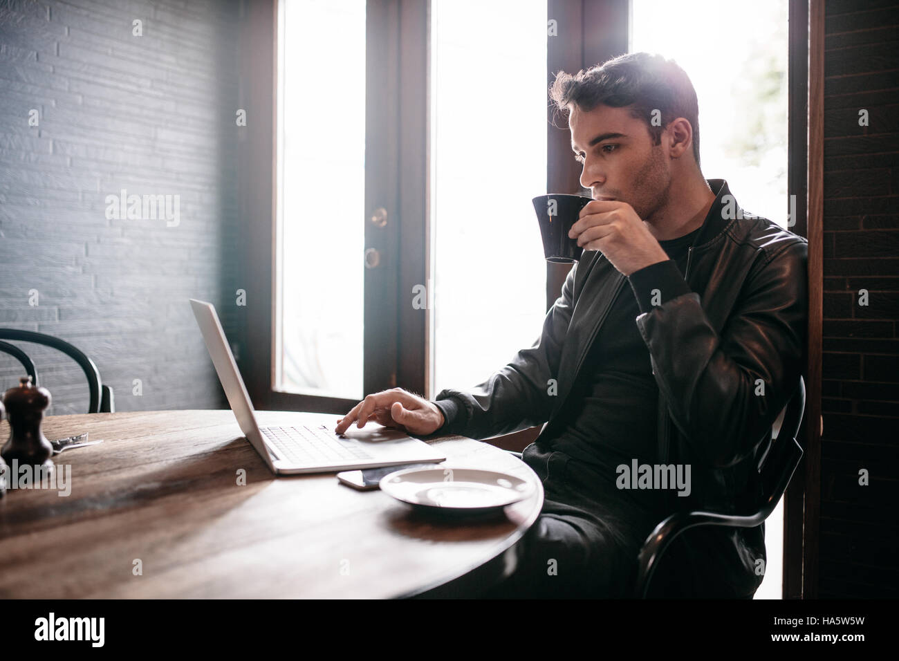 Man cafe laptop hi-res stock photography and images - Alamy