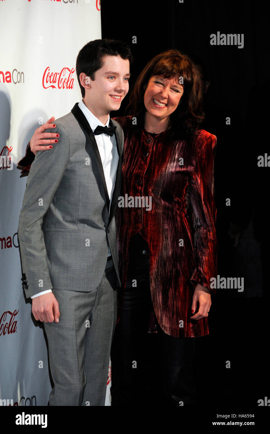 Asa Butterfield recipient of 'Rising Star of 2013' and his mom ...