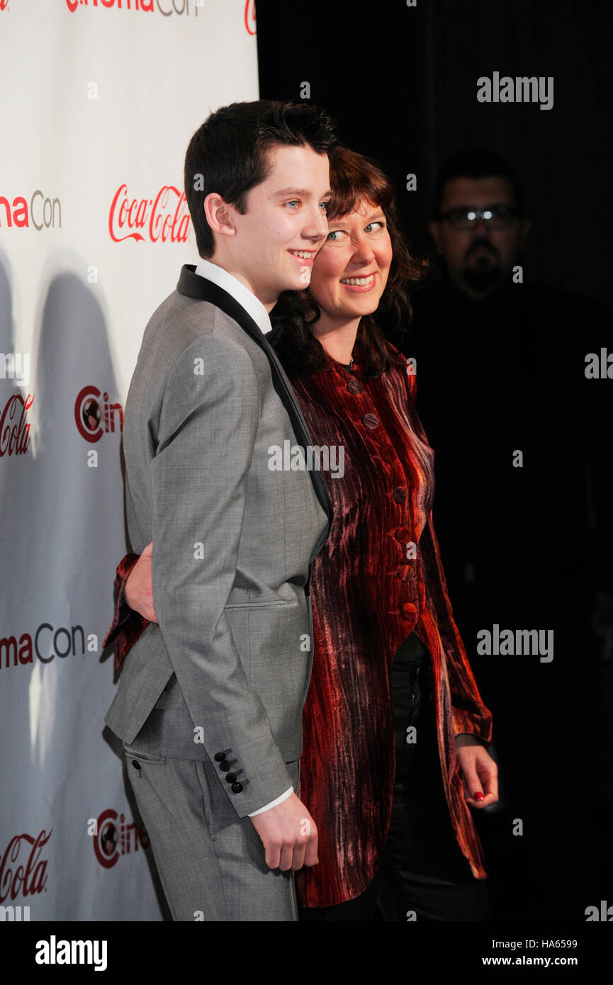 Asa Butterfield recipient of 'Rising Star of 2013' and his mom ...