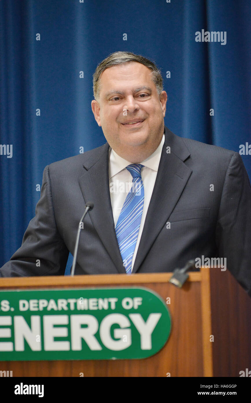 Secretary Abraham of the Department of Energy focuses on initiatives to ...