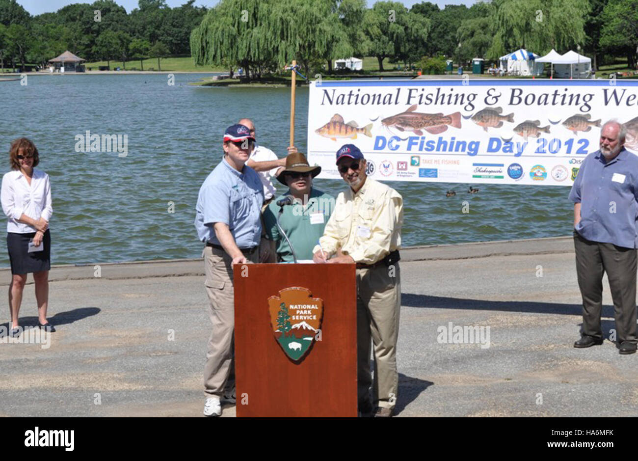 Cast signing hi-res stock photography and images - Alamy