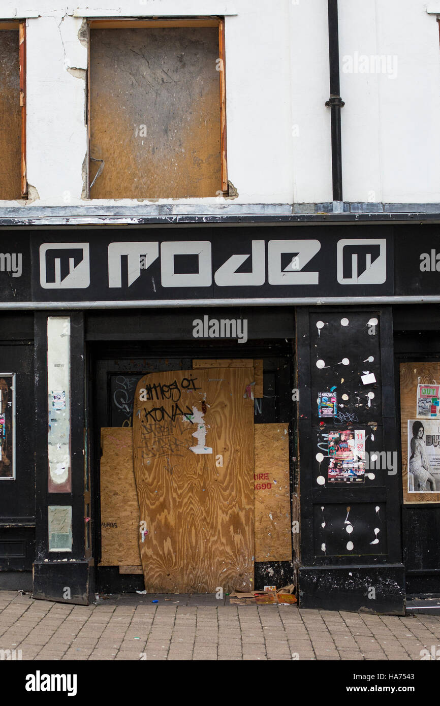 Shut down derelict bar hi-res stock photography and images - Alamy