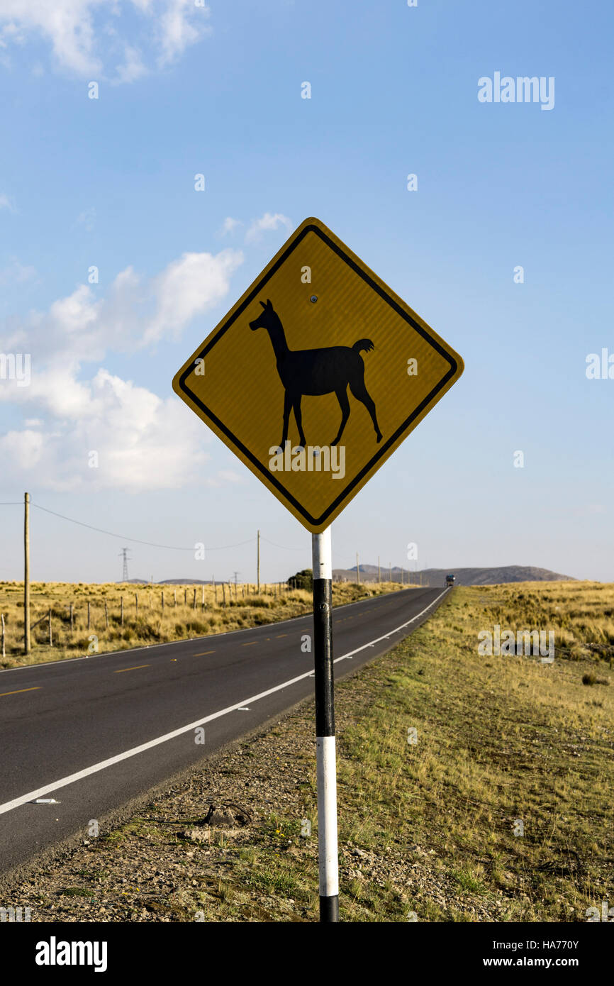 Highlands road sign hi-res stock photography and images - Alamy