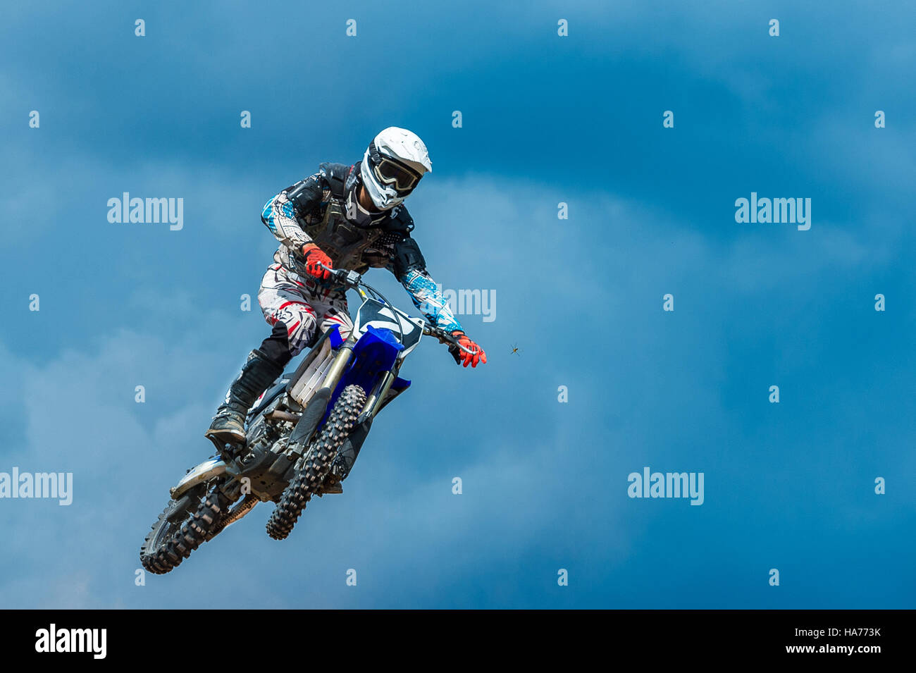 The young sportsman on a motorcycle jump Stock Photo - Alamy