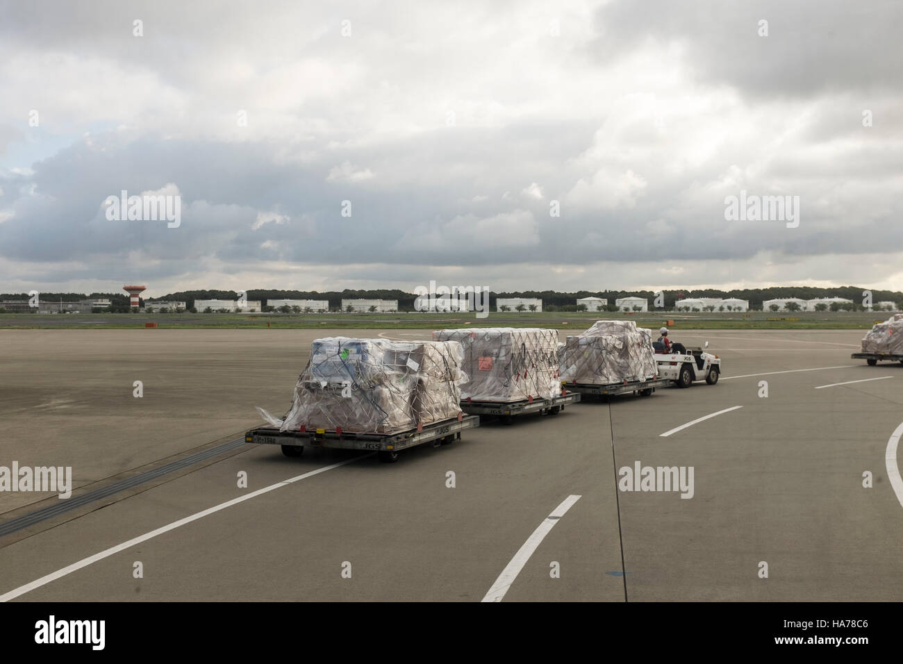 Ground Crew Baggage Cart High Resolution Stock Photography and Images ...