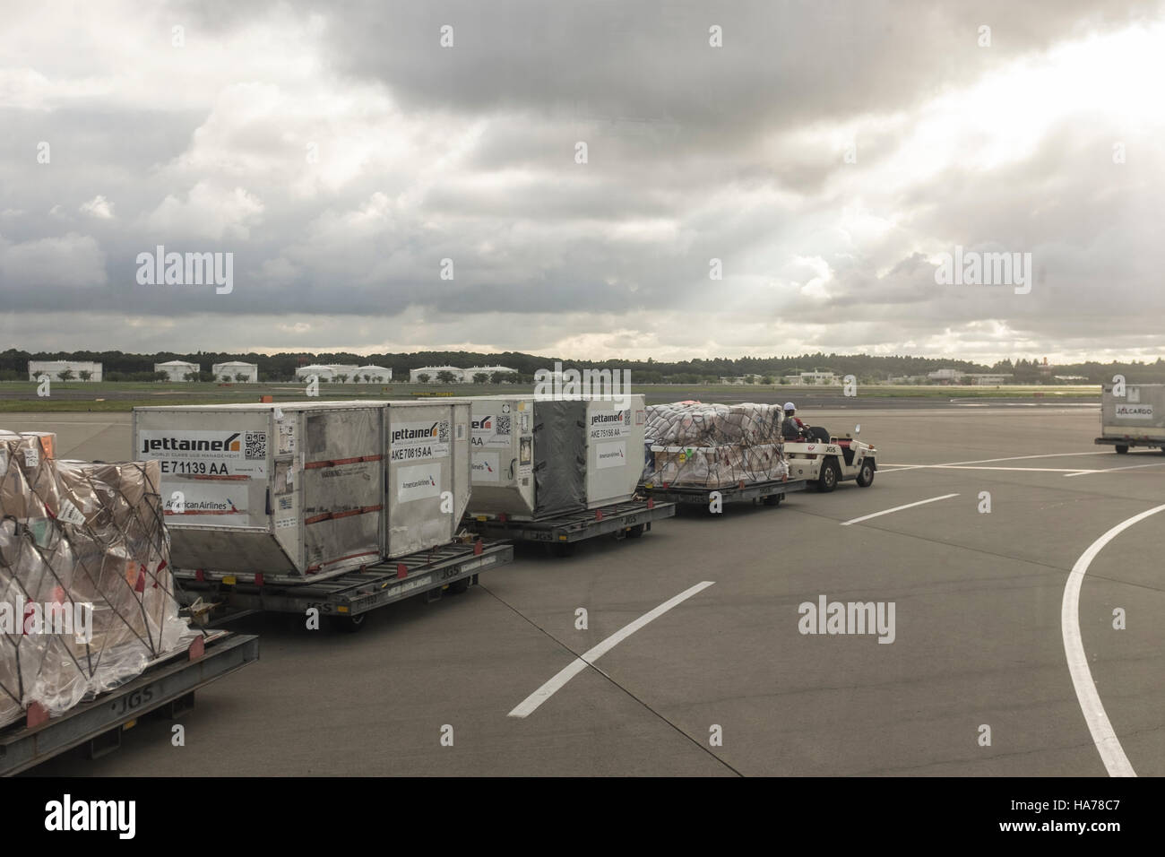 Airport ground vehicles hi-res stock photography and images - Alamy