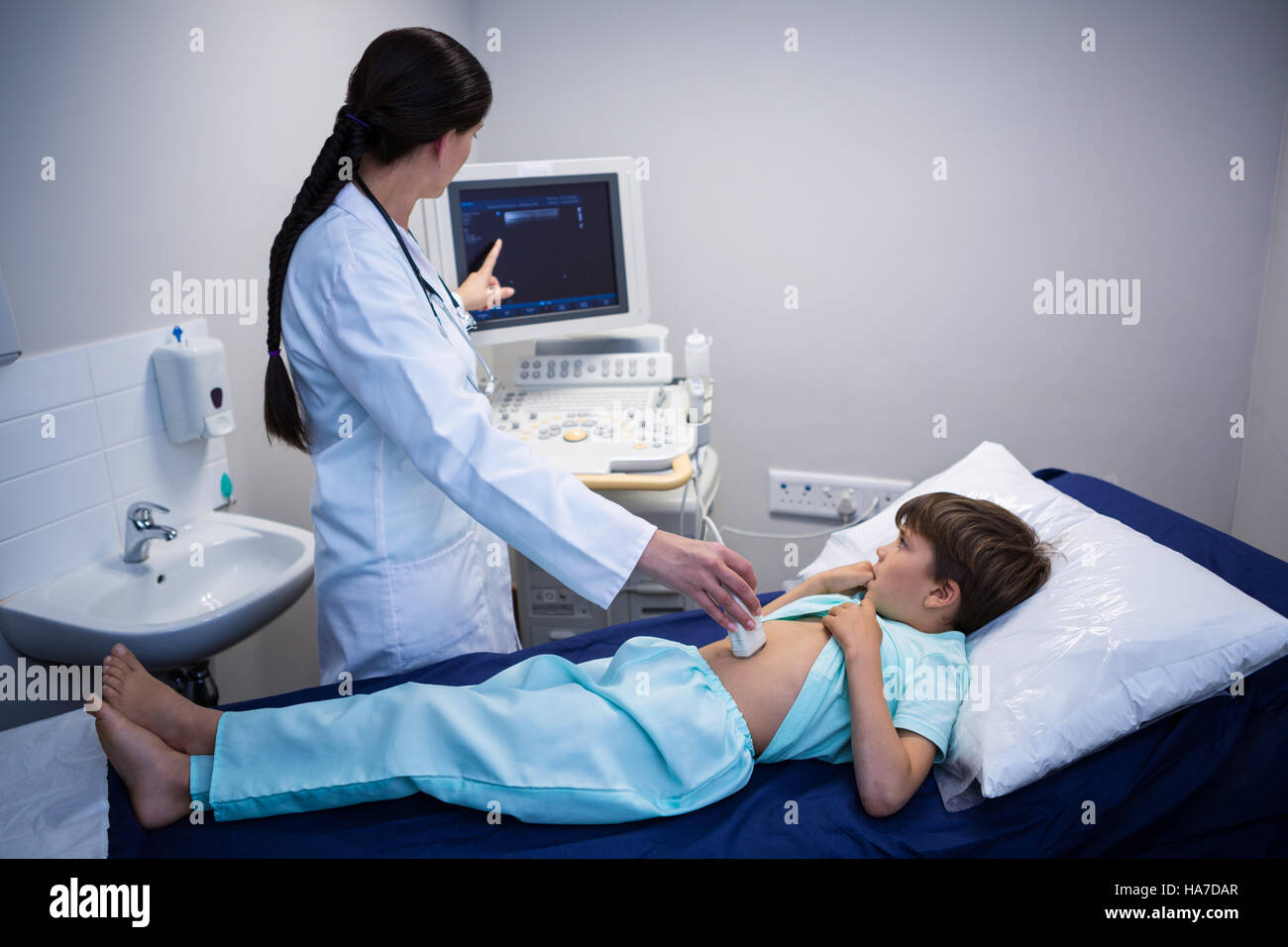 Female doctor explaining sonography report to patient on screen Stock ...