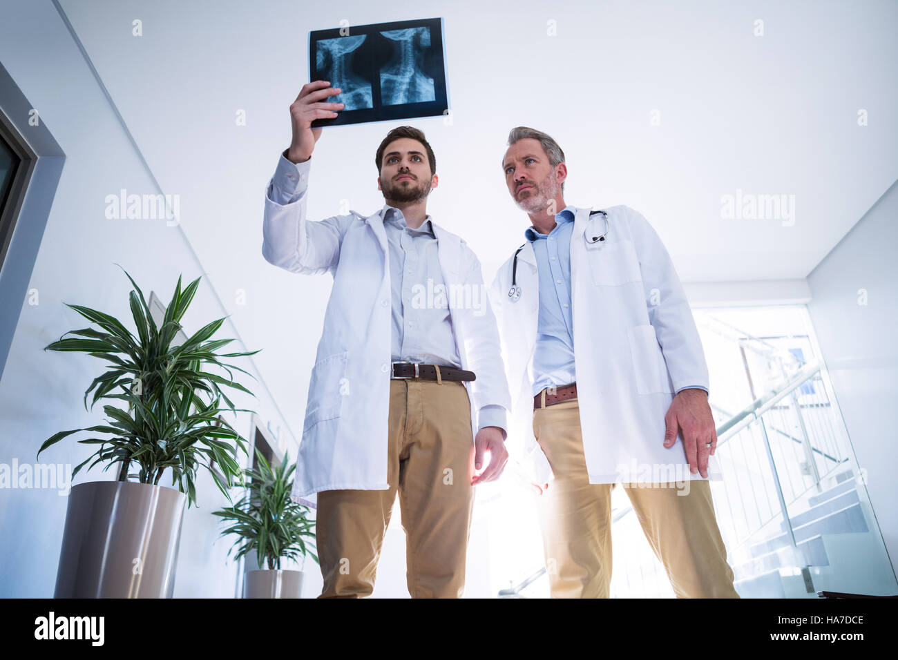 Emergency doctors equipment discussion hi-res stock photography and images - Alamy