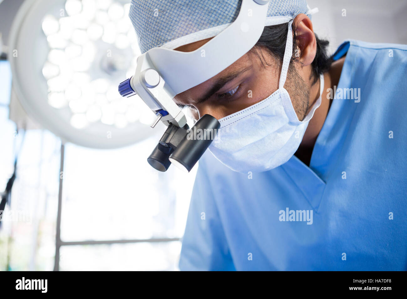 Male surgeon wearing surgical loupes Stock Photo - Alamy
