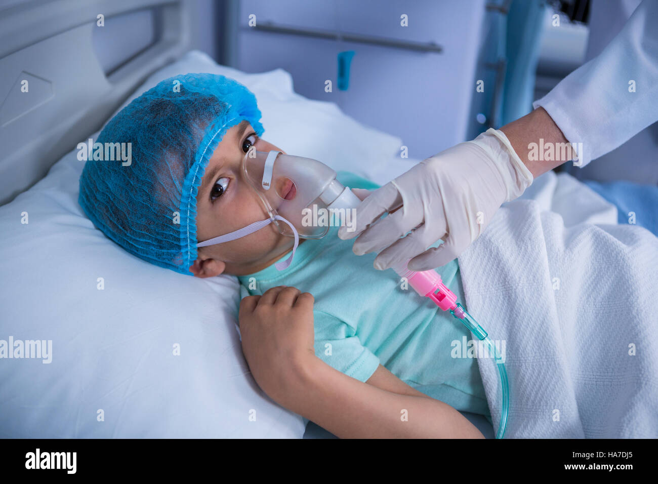 Doctor placing an oxygen mask on patient in ward Stock Photo - Alamy