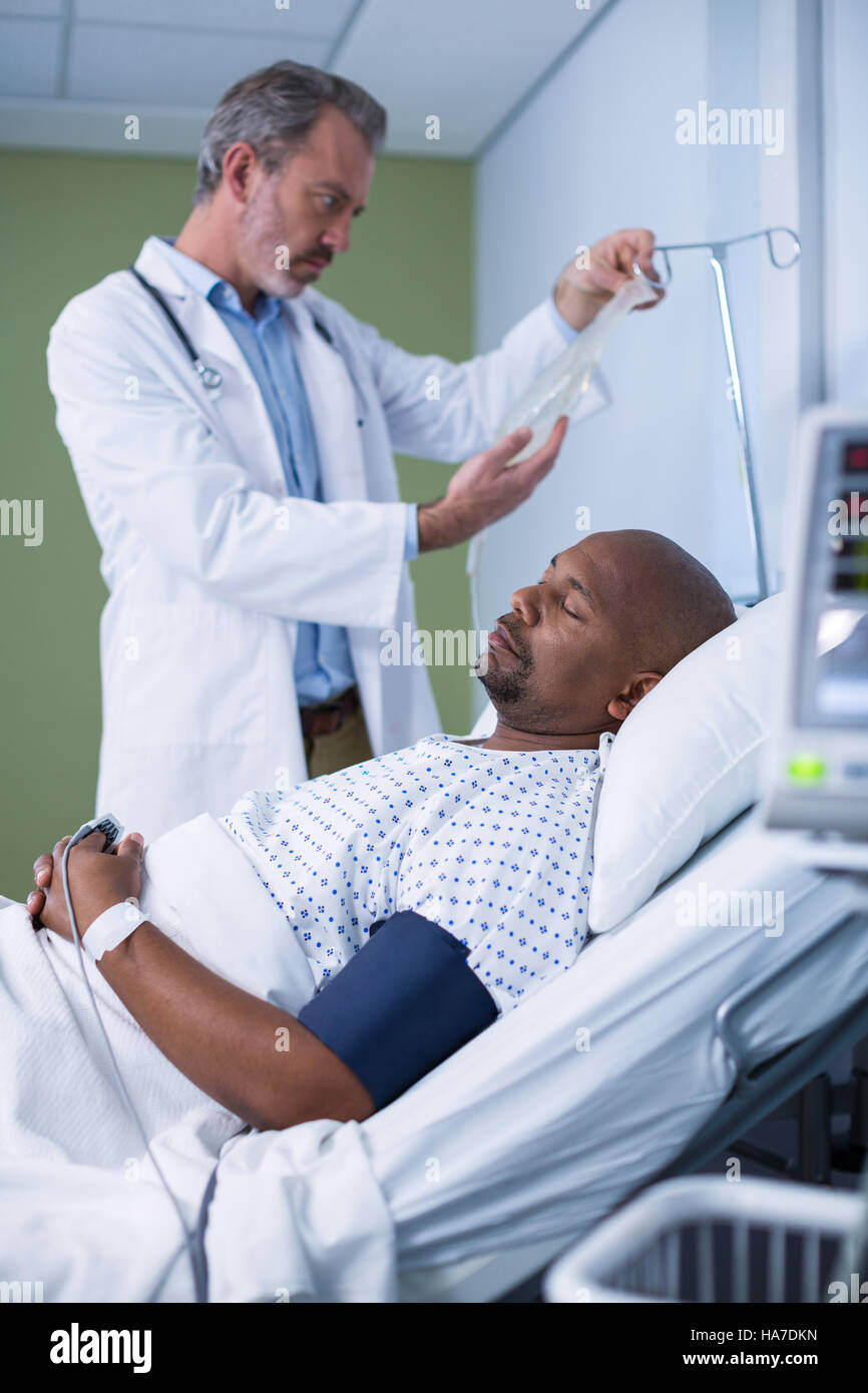 Male patient resting in ward Stock Photo - Alamy