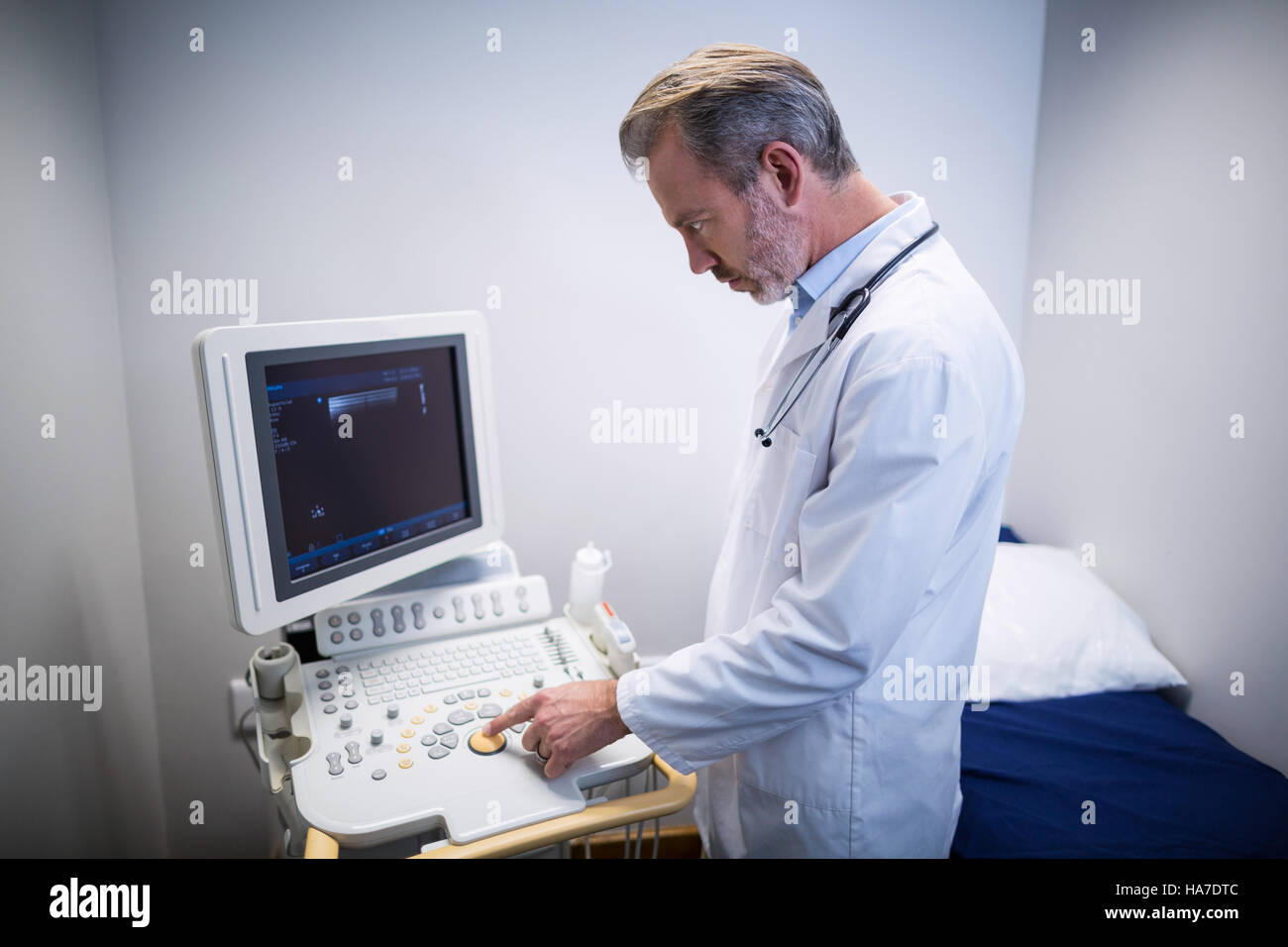Doctor using patient monitoring machine in ward Stock Photo - Alamy