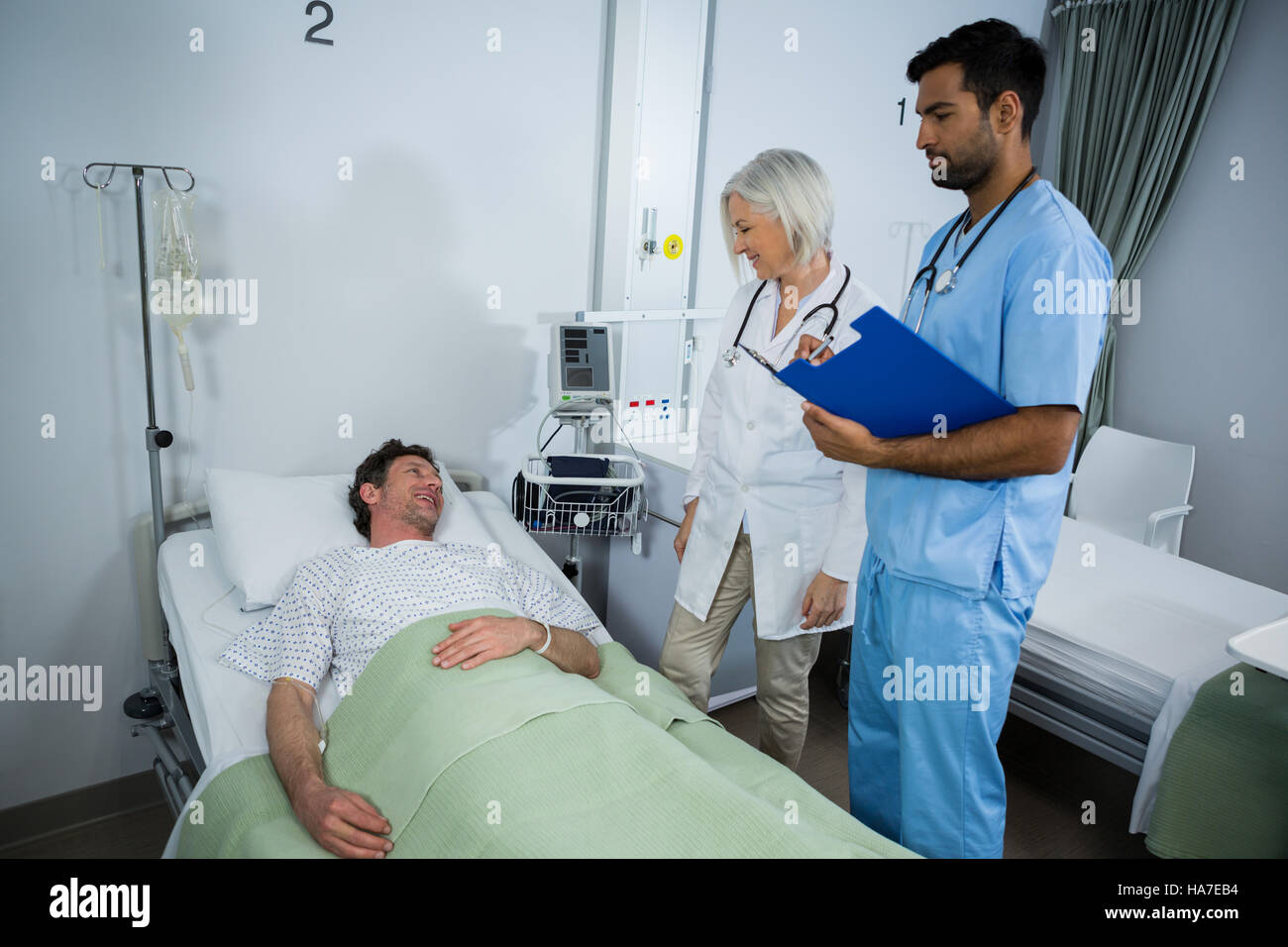 Doctor interacting with patient Stock Photo - Alamy