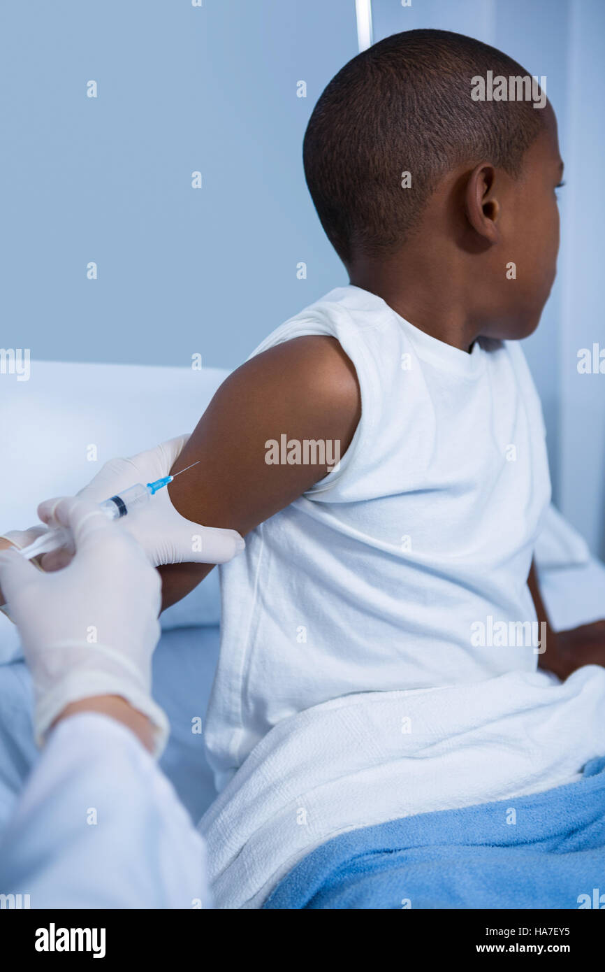 Doctor giving an injection to patient in ward Stock Photo - Alamy