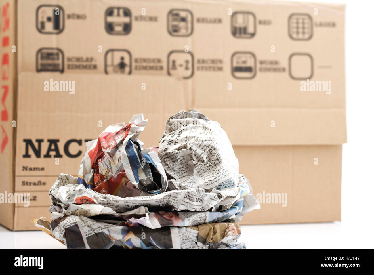 Moving box and packed household effects Stock Photo - Alamy