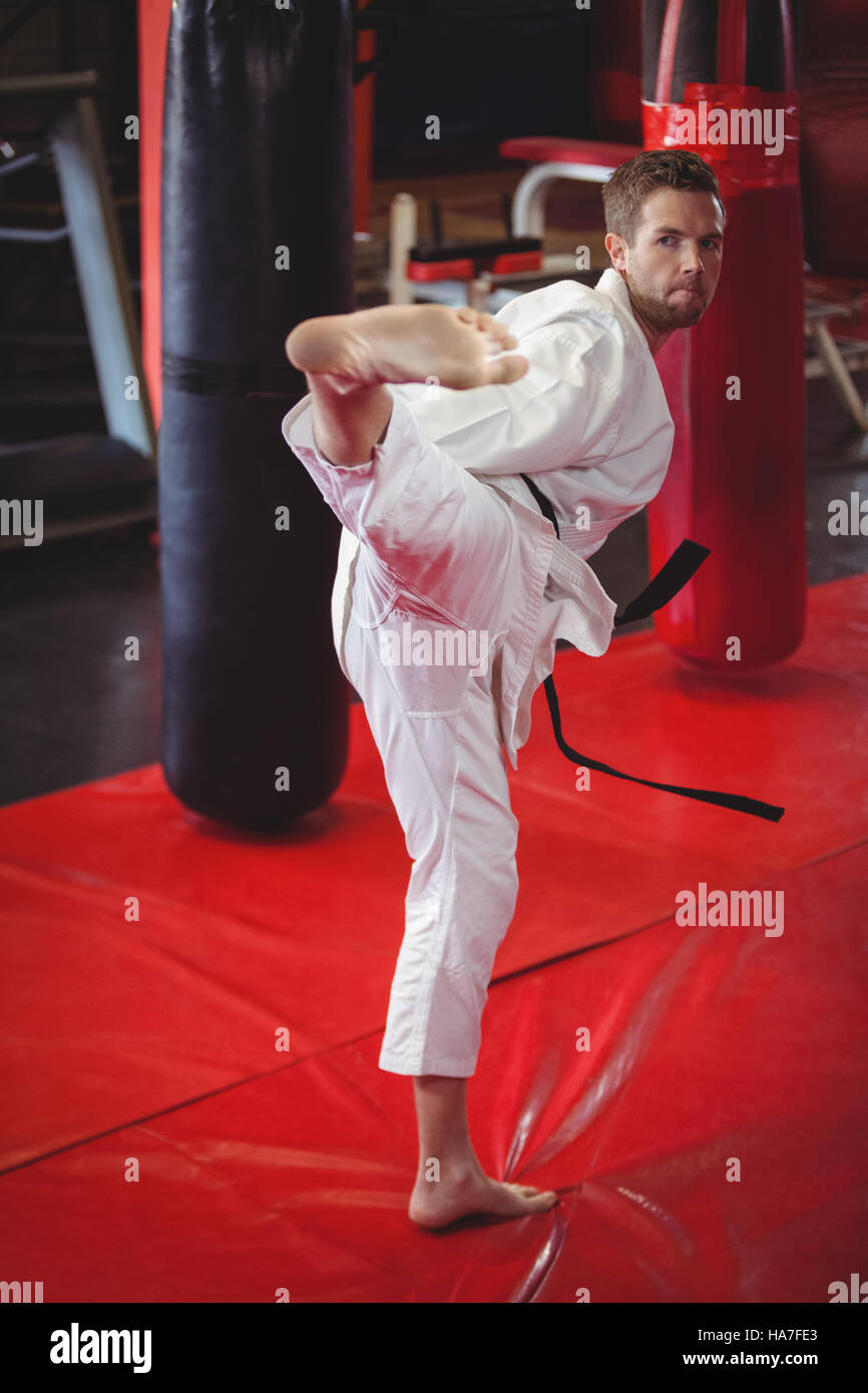 Karate player performing kickboxing Stock Photo - Alamy