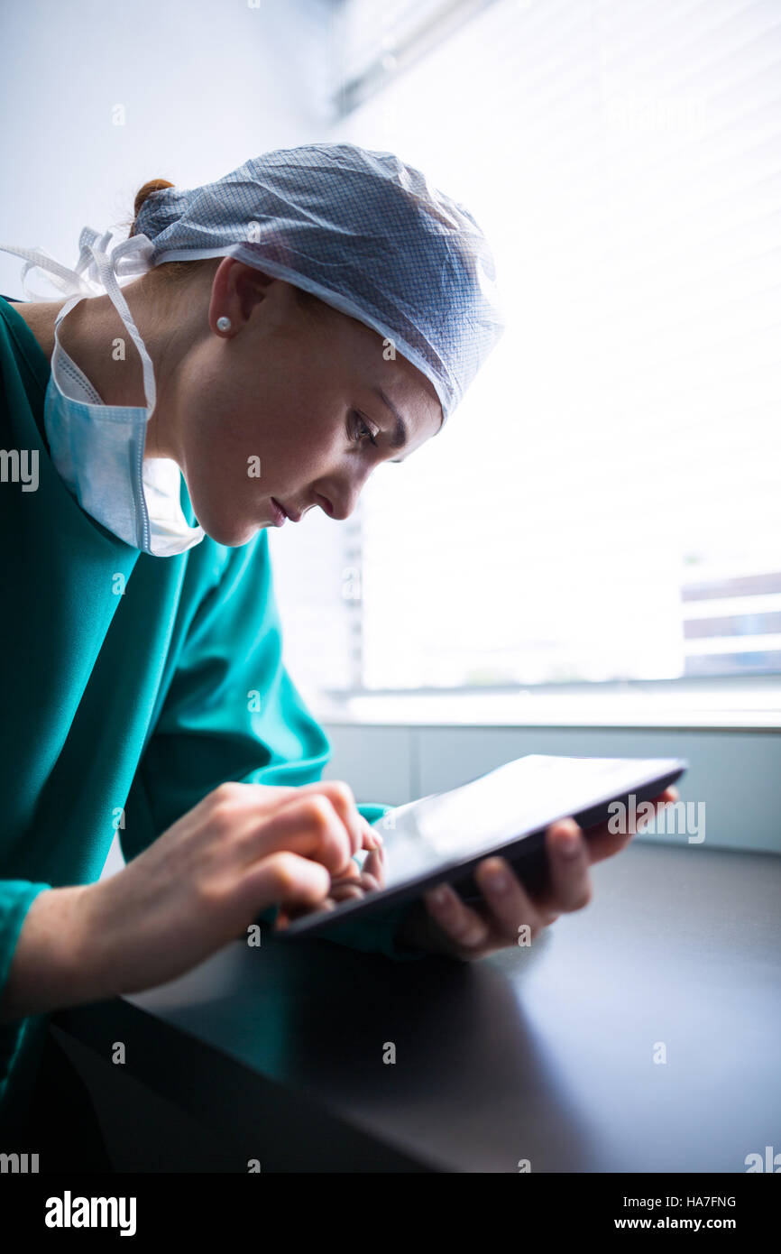 Female surgeon using digital tablet Stock Photo - Alamy