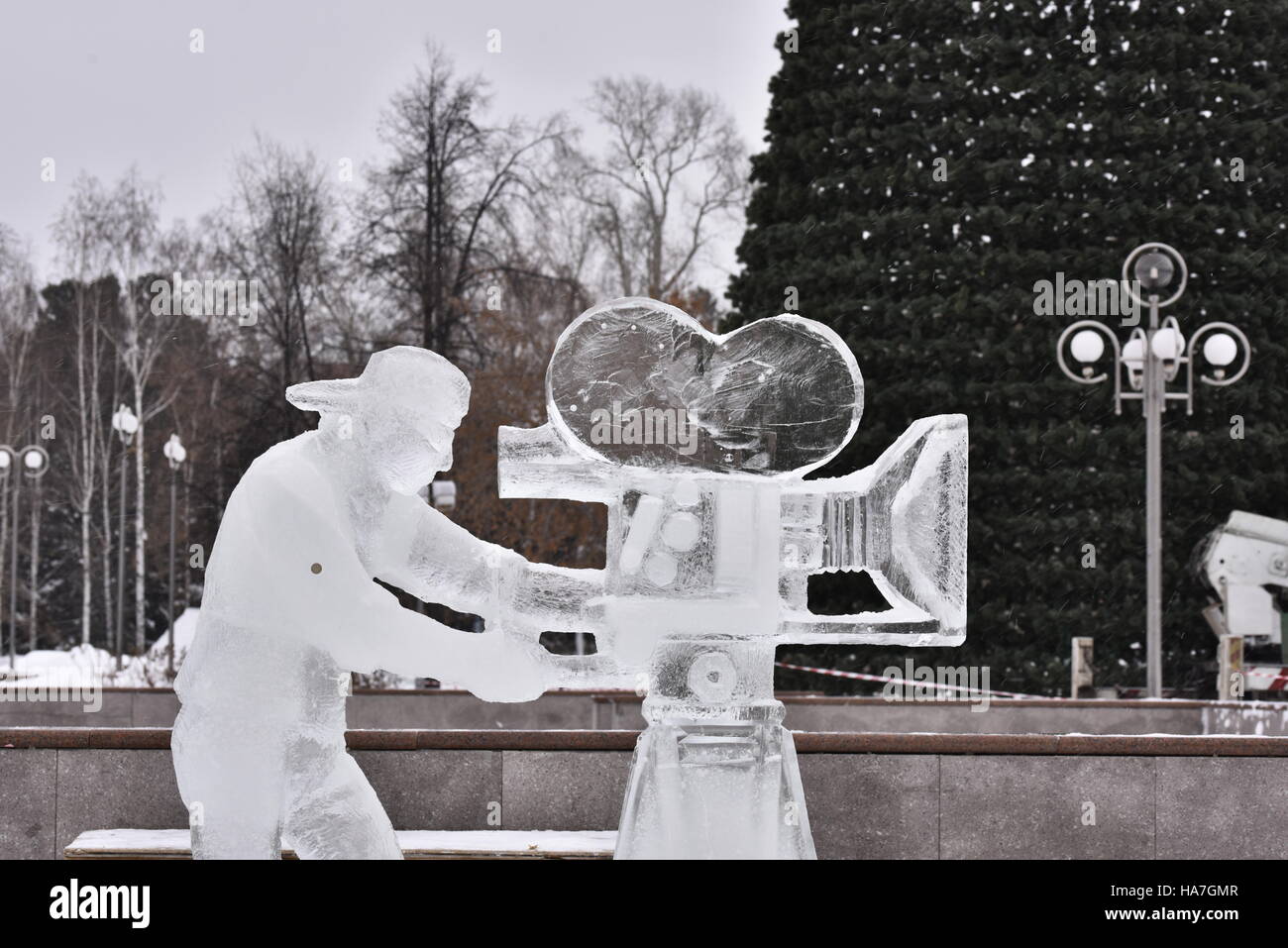 Statue cameraman hi-res stock photography and images - Alamy