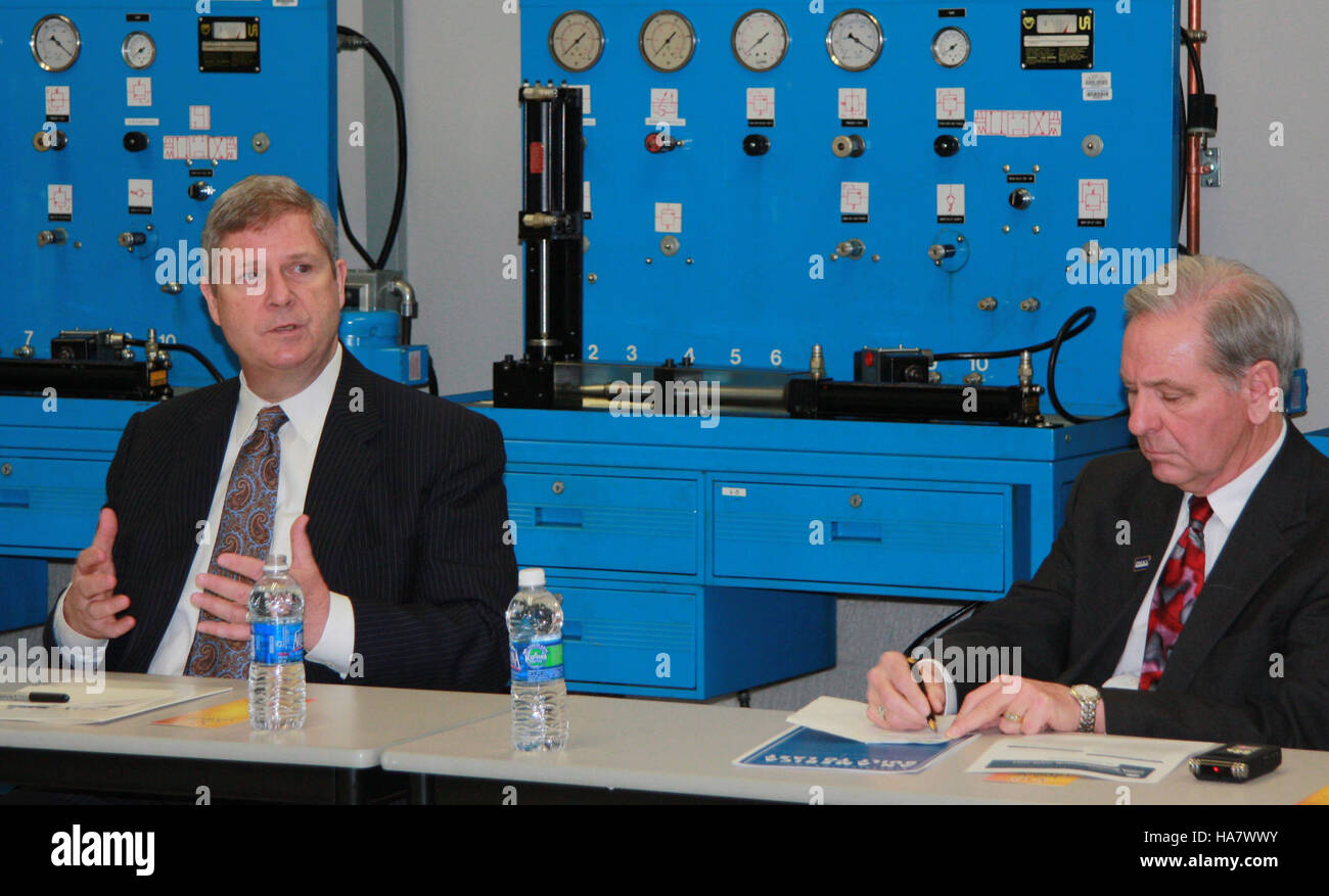 USDA Secretary Tom Vilsack participates in a roundtable discussion ...