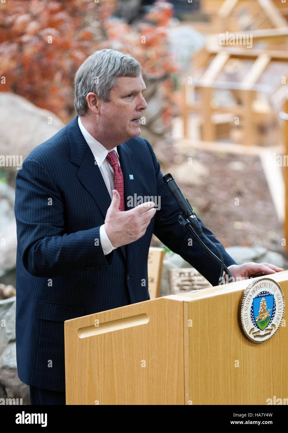 Secretary of Agriculture Tom Vilsack promotes bio-based products and ...