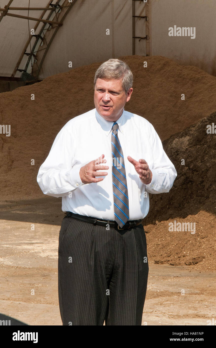Secretary Tom Vilsack visited Pennwood Dairy Farm in Pennsylvania to ...