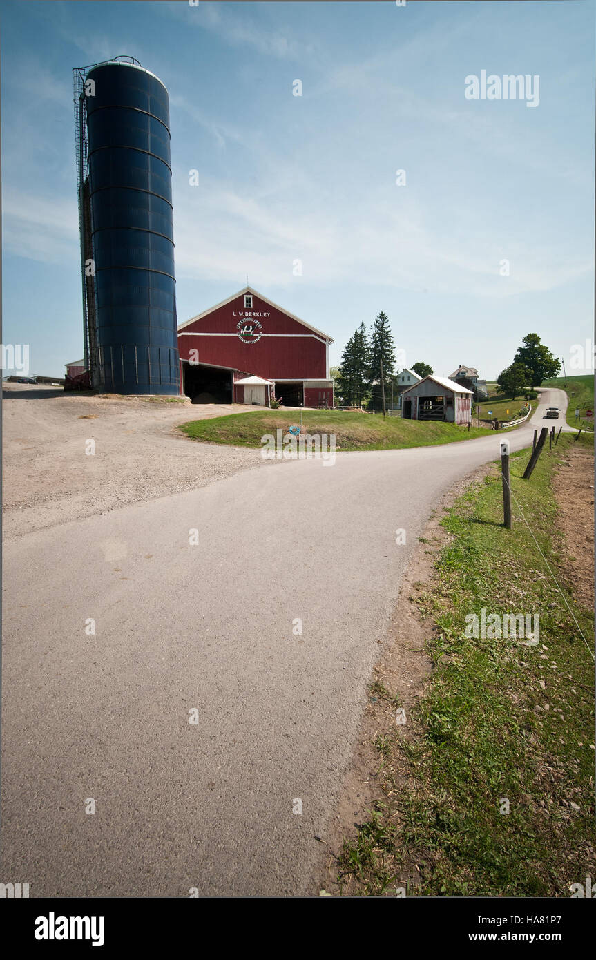 Secretary Tom Vilsack of the USDA visited Pennwood Dairy Farm in ...