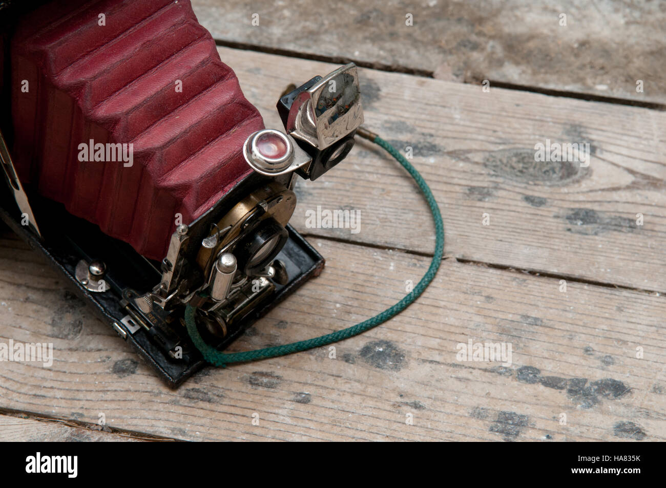 Retro vintage style camera with old fashioned shutter Stock Photo - Alamy