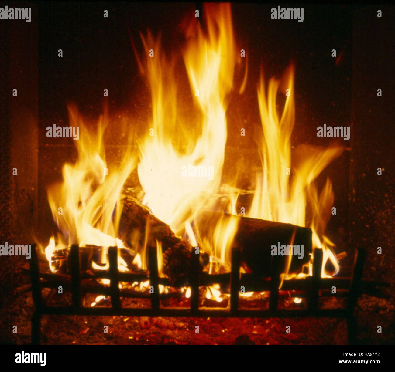 Traditional yule log hi-res stock photography and images - Alamy