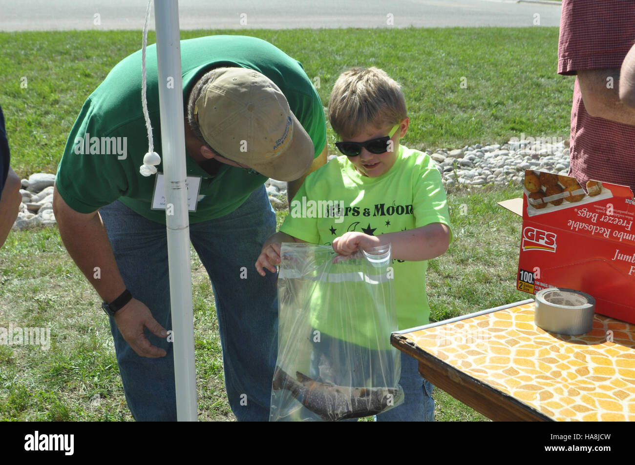usfwsmidwest 6080290310 Todd Turner, Deputy ARD Fisheries helps out ...