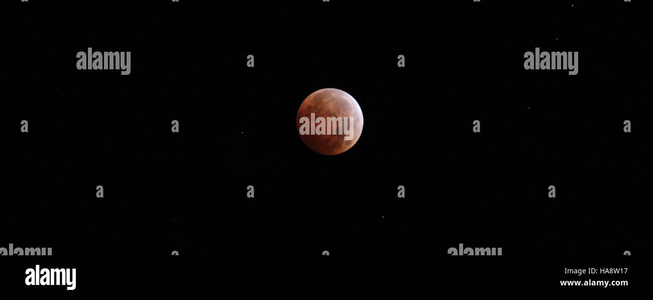 A total lunar eclipse viewed from a U.S. National Park provides a ...