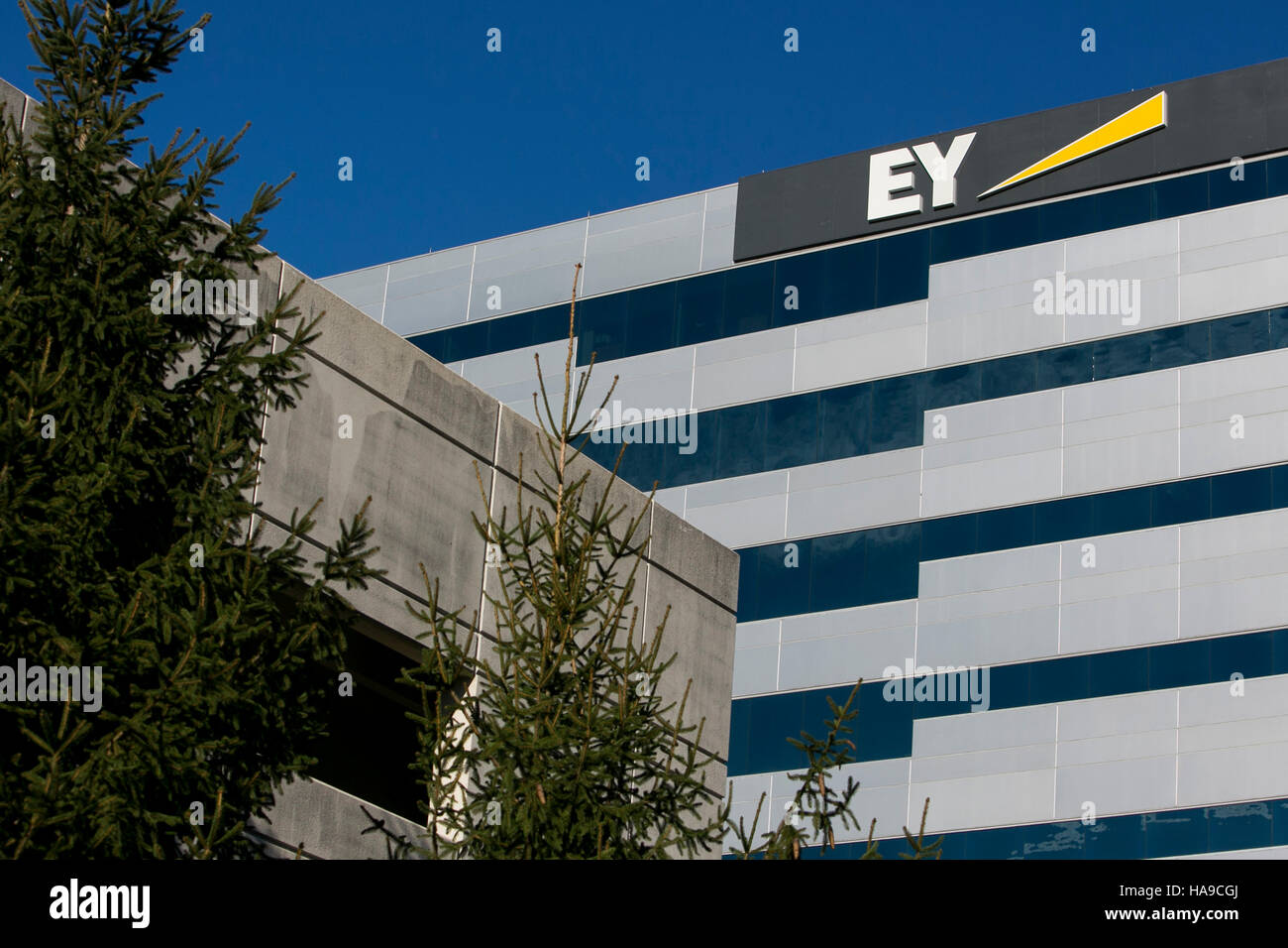 Ernst and young office hi-res stock photography and images - Alamy