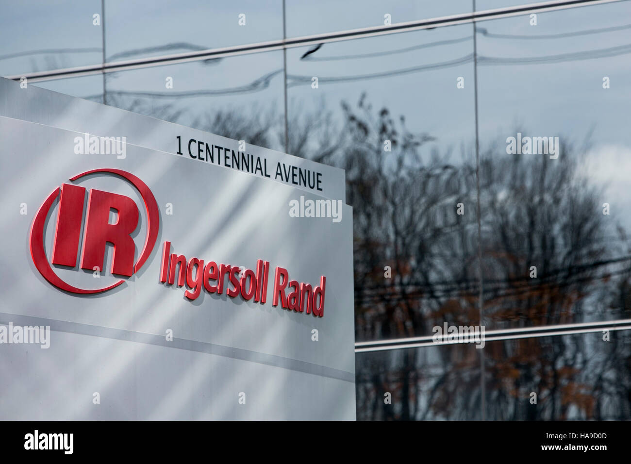 Ingersoll Logo Ingersoll Rand 95040143 Elbow Tube, 3/8" O.D. X 1/4"