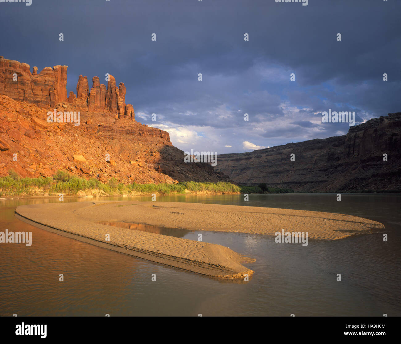 This image shows the Green River flowing through Labyrinth Canyon in ...