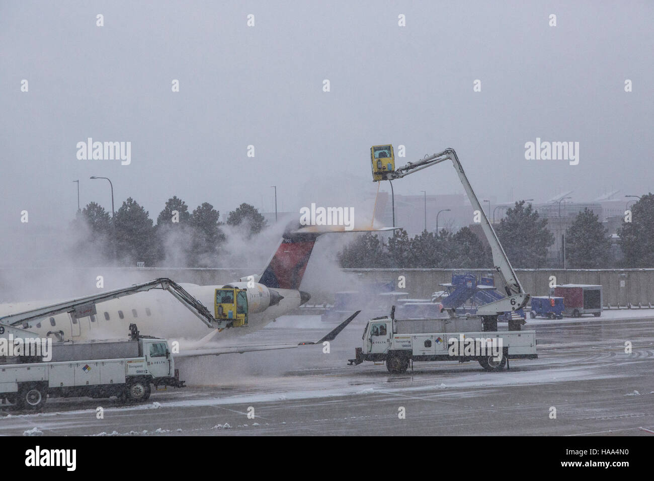 Airport deicing truck hi-res stock photography and images - Alamy