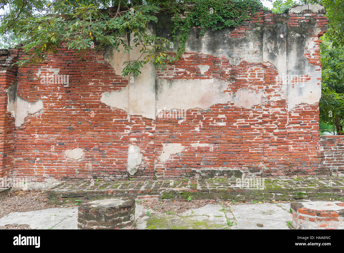 ancient old red brick grunge wall fragment background Stock Photo - Alamy