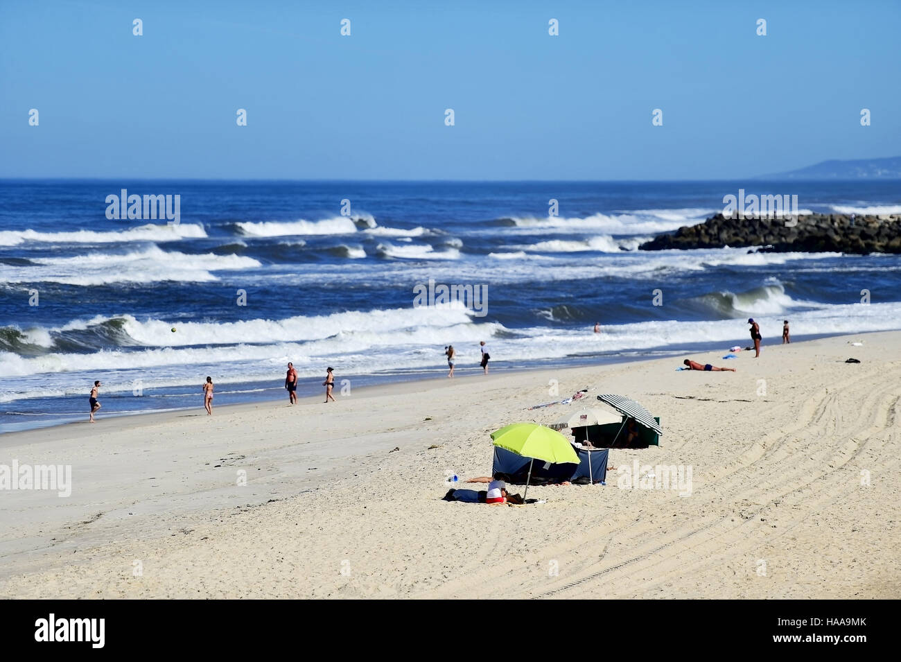 Sunny day scene at the beach on the shoreline of Atlantic Ocean Stock ...
