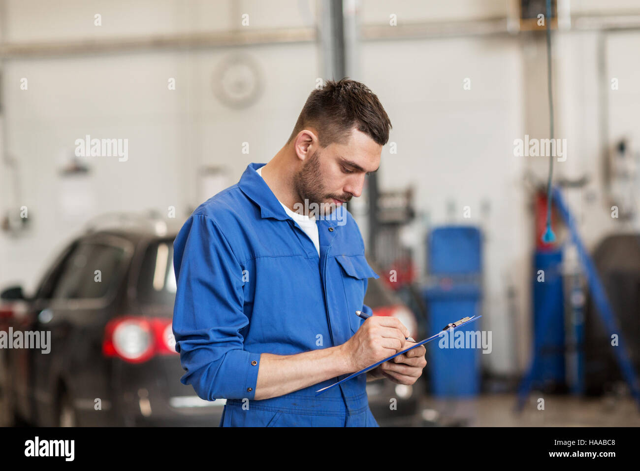 auto mechanic man with clipboard at car workshop Stock Photo - Alamy