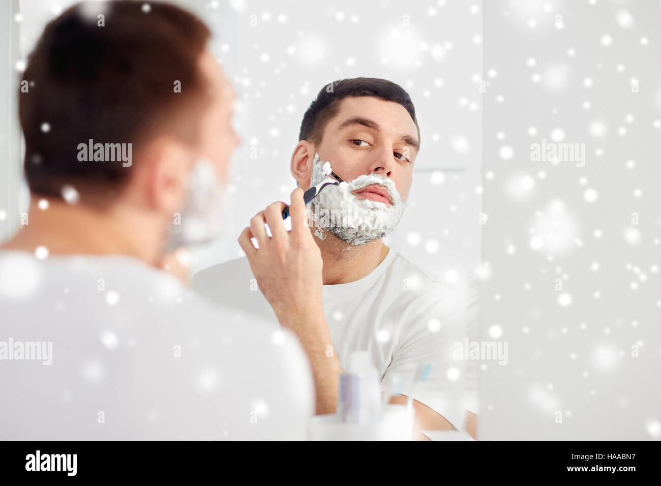 man shaving beard with razor blade at bathroom Stock Photo - Alamy