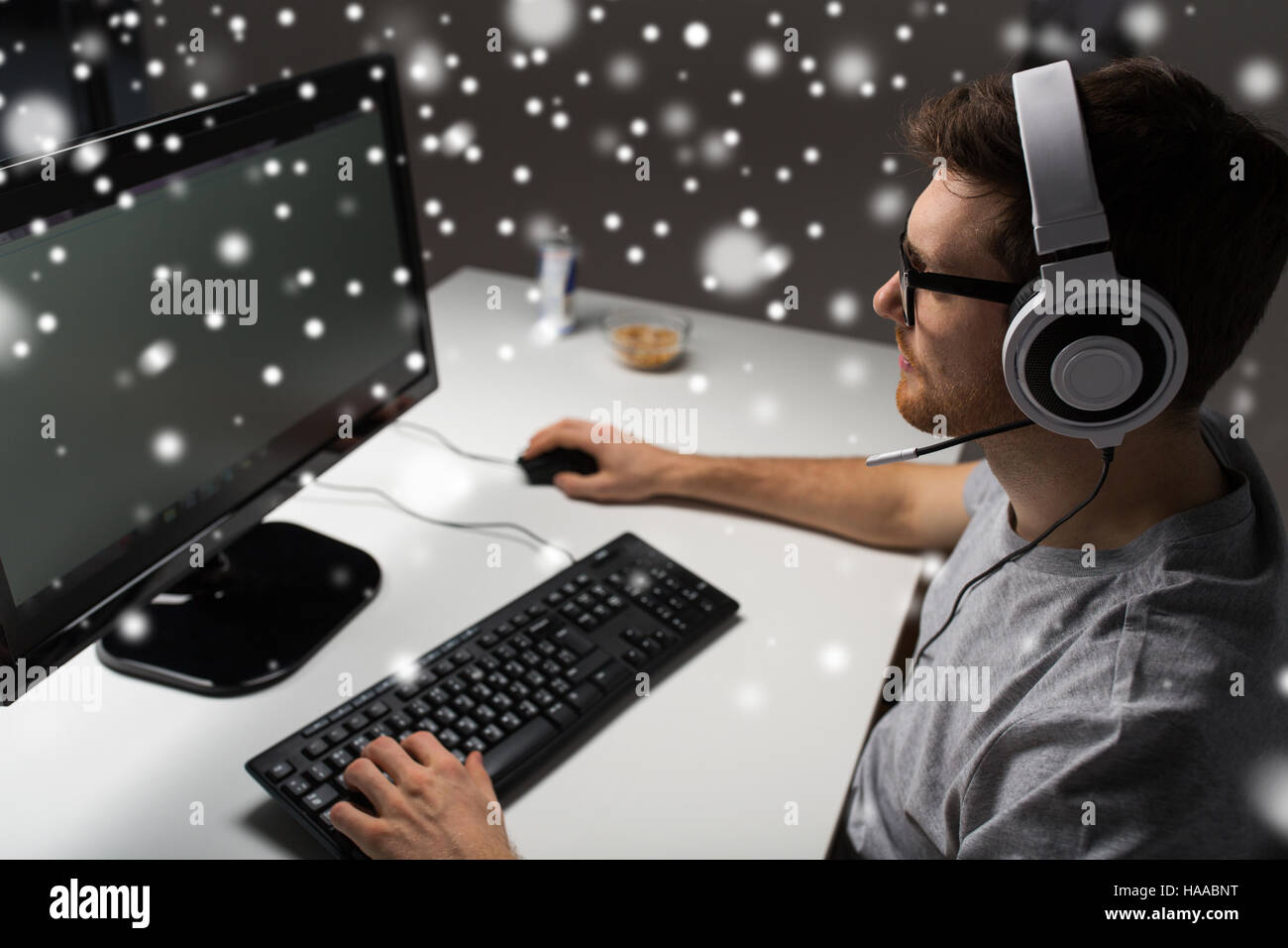 close up of man playing computer video game Stock Photo - Alamy