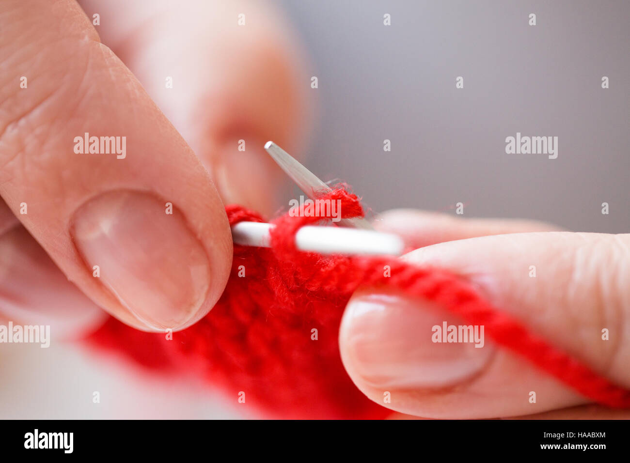 close up of hands knitting with needles and yarn Stock Photo - Alamy