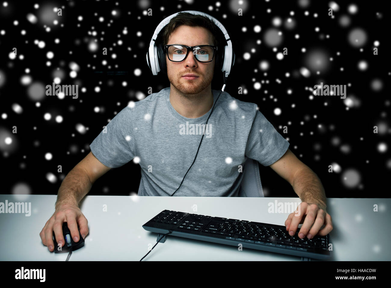 Man playing computer keyboard hi-res stock photography and images - Alamy