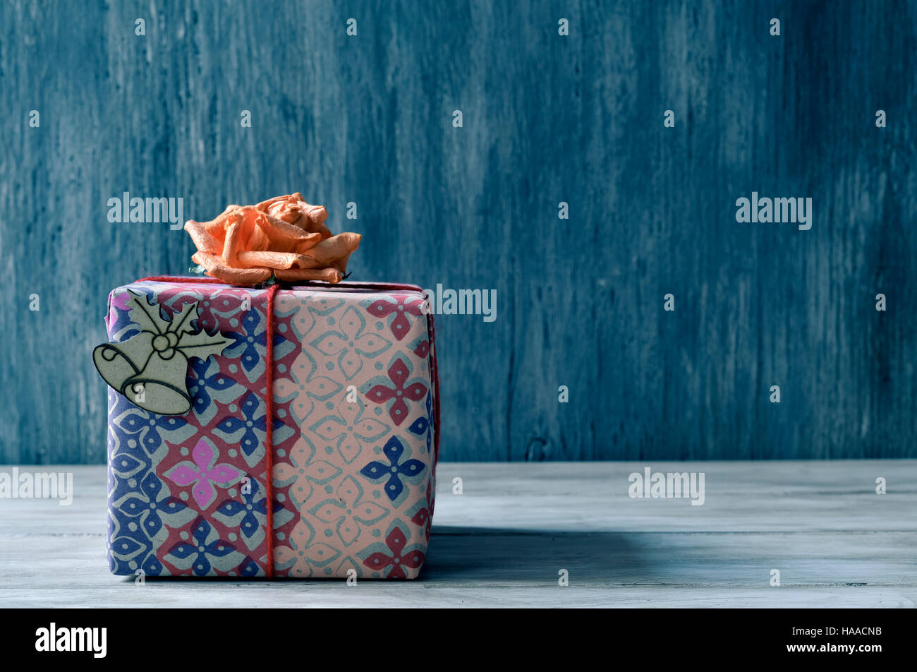 Wrapping a gift brown paper hi-res stock photography and images - Alamy