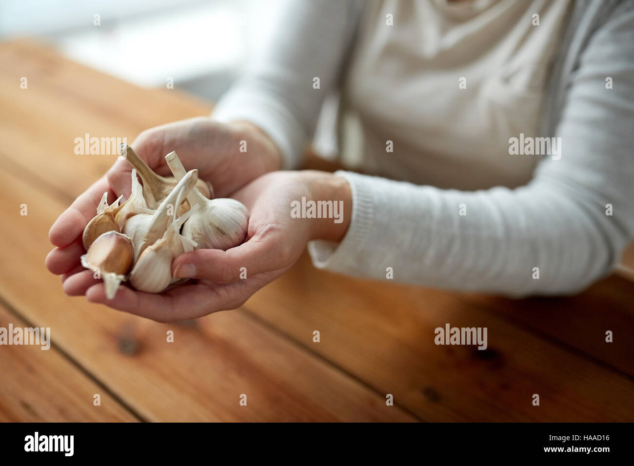 woman hands holding garlic Stock Photo - Alamy