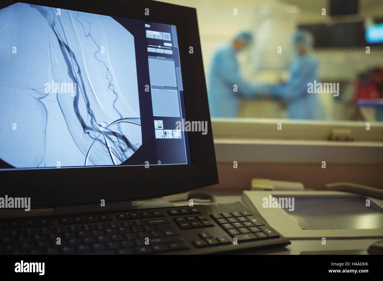 Hospital computer screen hi-res stock photography and images - Alamy