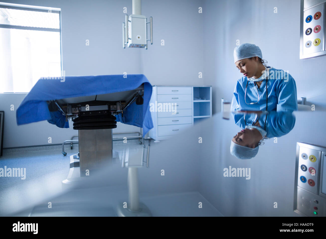 Female surgeon working Stock Photo - Alamy