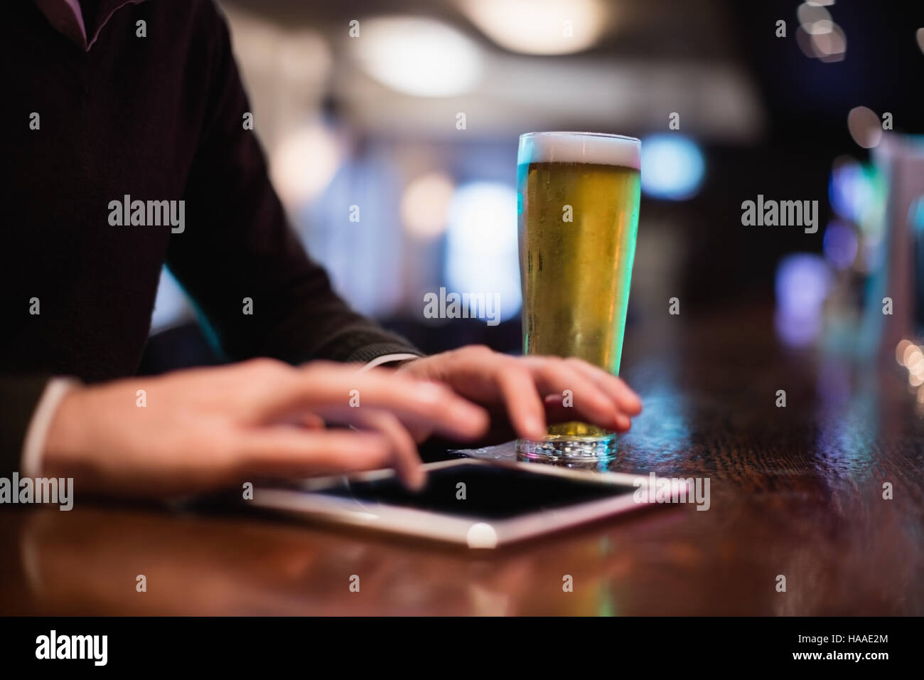 Man woman beer glass hi-res stock photography and images - Alamy